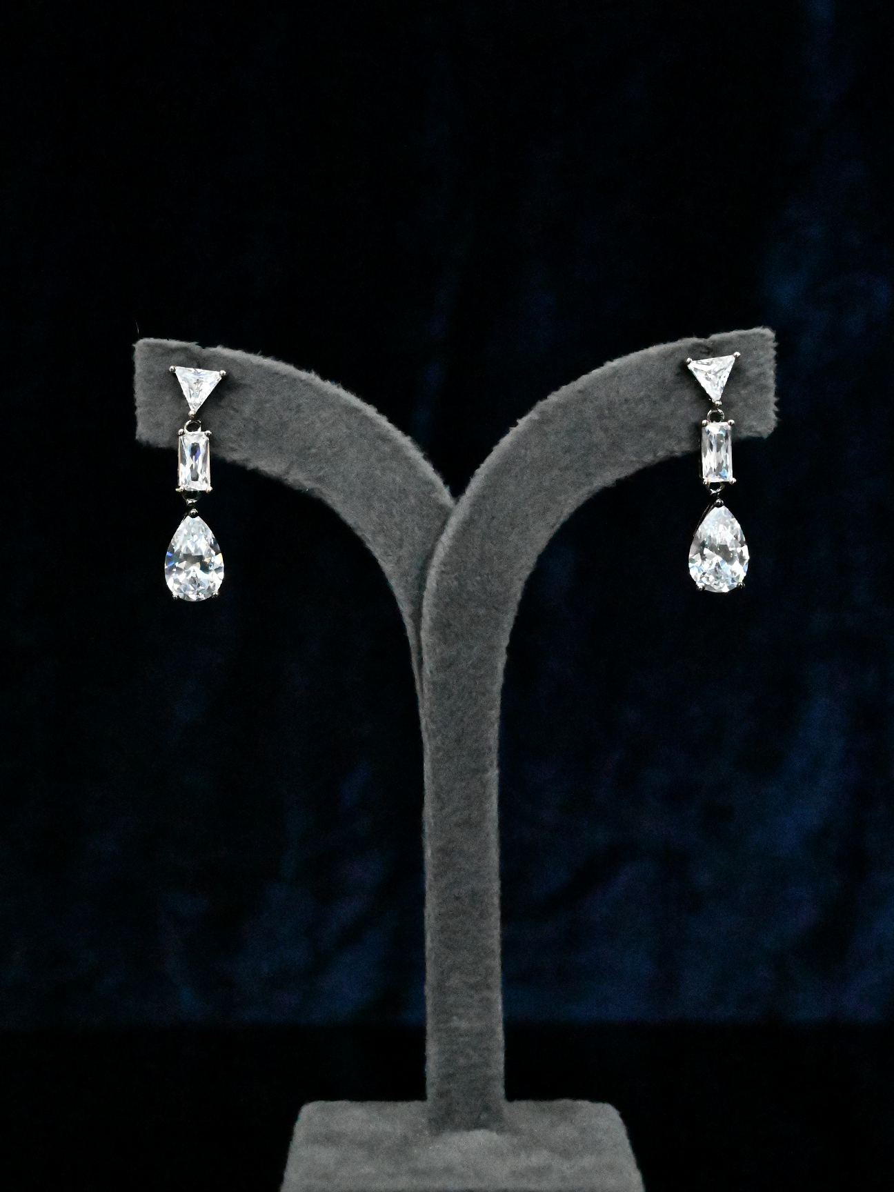 Buy Contemporary Black Beauty Dangler Earring Online | Tistabene